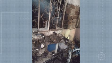 Homem é preso suspeito de incendiar casa da ex e matar filha dela