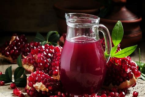 Suco de romã Para que serve valor nutricional e benefícios Cura Natural