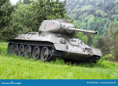 El Tanque Soviético T 34 De La Segunda Guerra Mundial Eslovaquia Foto