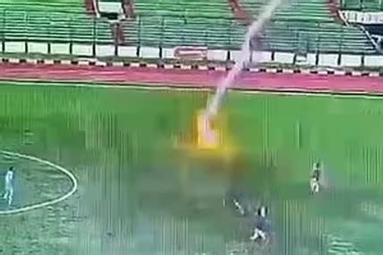 Jogador de futebol morre após ser atingido por Raio em partida na Indonésia