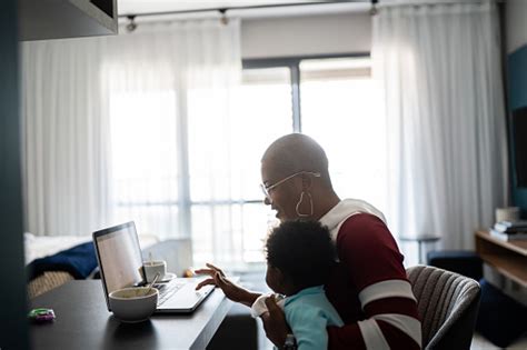 Photo Libre De Droit De Femme Dâge Mûr Travaillant Et Soccupant De Son Fils À La Maison Banque D