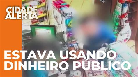 Policial que estaria abastecendo veículo particular dinheiro