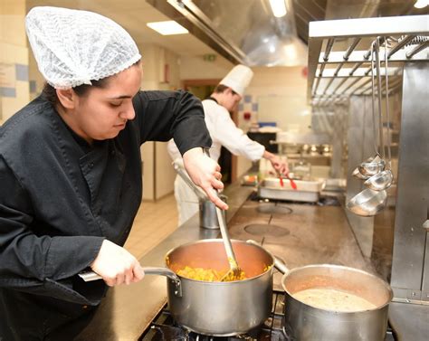 Loire À lÉcole hôtelière Renouveau pas de cauchemar en cuisine