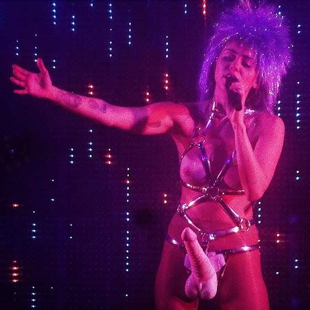 Miley Cyrus Naked On Stage D Pics Xhamster