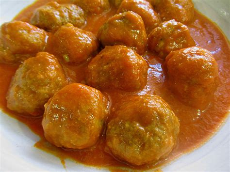 Albóndigas de carne y arroz en salsa de tomate casera