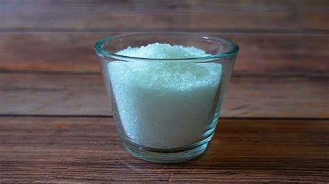 Placez un bol de sel dans le réfrigérateur pour éviter les odeurs et