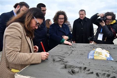 Posa Della Prima Pietra Del Nuovo Stabilimento Balneare Foto Massimo