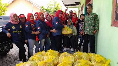 Sahabat Wong Bloro Bagikan Puluhan Paket Sembako Kepada Penyandang