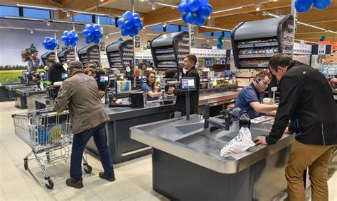 Biedronka Lidl Dino Auchan Które sieci zwalniały a które