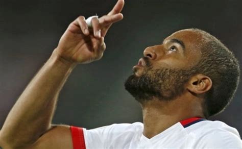 Técnico do PSG diz que Lucas tem talento mas cobra precisa mostrar