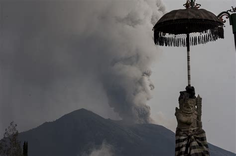 Legenda Terbentuknya Gunung Agung Bali Dibawa Oleh 3 Naga