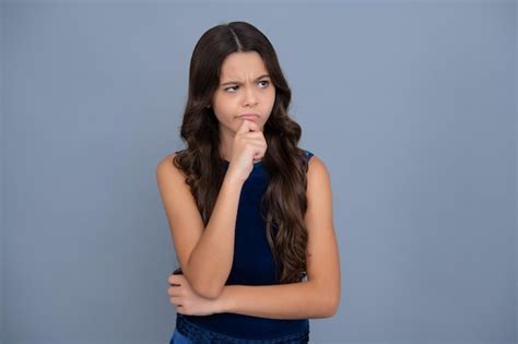 Pensando rosto pensativo emoções de adolescente adolescente