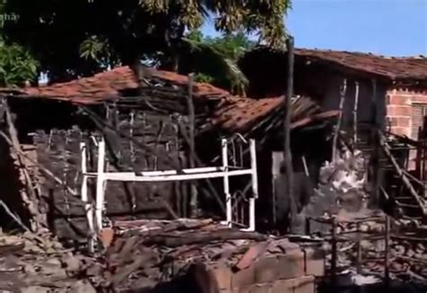 Homens Armados Expulsam Moradores De Comunidade E Ateiam Fogo Em Casas