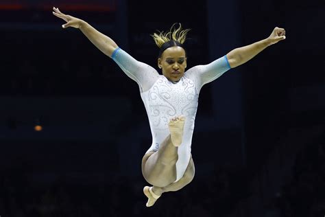 Rebeca Andrade conquista ouro inédito e é campeã mundial de ginástica