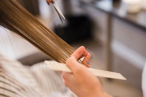 Femme Blonde Se Fait Couper Les Cheveux Photo Premium