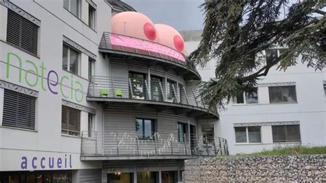 Octobre rose deux seins géants installés sur le toit d un hôpital à Lyon