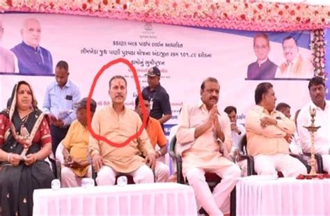गजरत BJP ससद क सथ मच पर बठ दख बलकस बन कस क दष