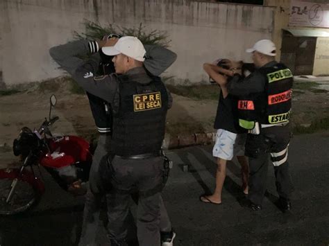 Motociclista tenta fugir de blitz da Lei Seca pela contramão de avenida