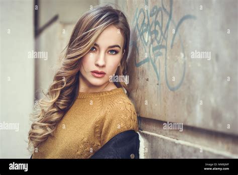 Blonde Frau Im Städtischen Hintergrund Schöne Junge Mädchen Mit Schwarzen Leder Jacke Und Mini