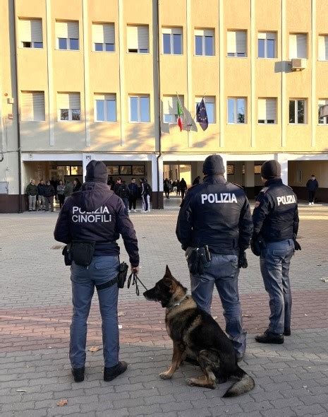 Controlli Antidroga Della Polizia Di Stato Nelle Scuole Di Crotone