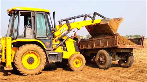 New Jcb 3dx Xtra Machine Loading Red Mud In Old John Deere And Mahindra