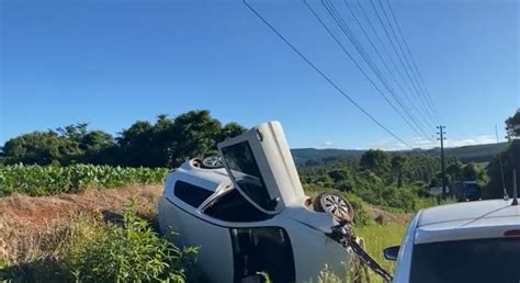 Colisão entre dois veículos capotamento é registrada em Faxinal dos