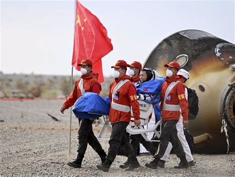 Tres astronautas chinos vuelven a la Tierra tras seis meses de misión