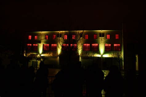 Vénissieux Un spectacle son et lumière sur la façade de lécole Moulin