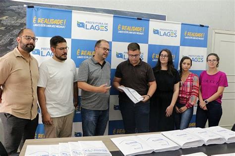 Prefeito em exercício Juliano Polese recebe o primeiro Plano de