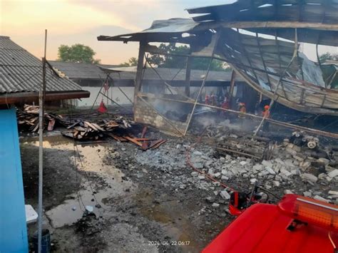 Sijago Merah Hanguskan Pabrik Rotan Di Cirebon Kerugian Ditaksir
