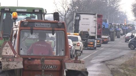 Presa din Ucraina Fermierii români au blocat trecerea camioanelor prin