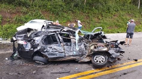 Colisão frontal entre carros deixa quatro feridos na BR 381