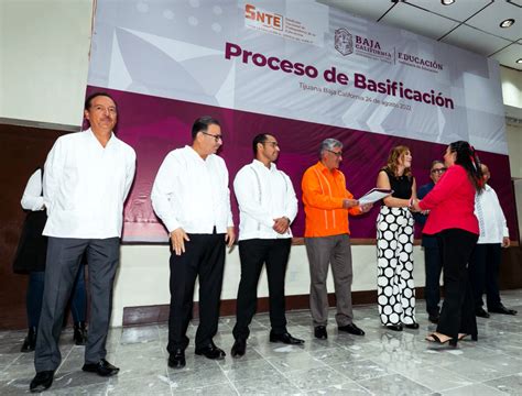 Entregan bases a más de mil docentes de Baja California