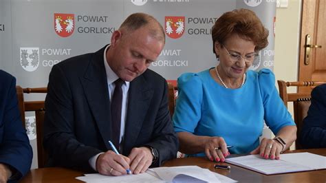 Umowy podpisane Będzie remont drogi w Szymbarku i budowa nowego mostu