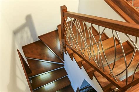 Schody z balustradą ze stali nierdzewnej Helta pl PRODUCENT