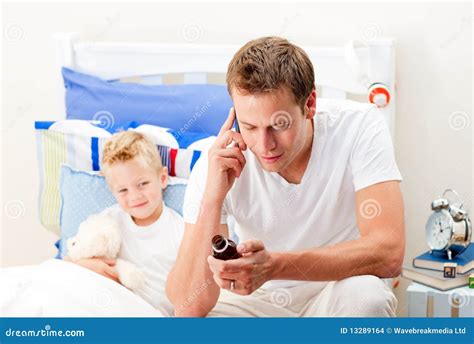 Homme Attentif Soccupant De Son Fils Malade Photo Stock Image Du Cellule Oeil 13289164