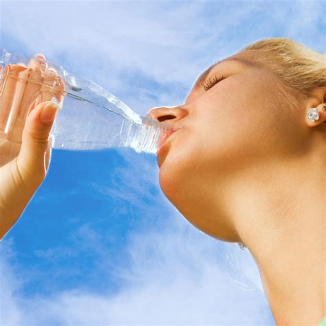 Minum Air Banyak Supaya Kulit Putih Caroline Cornish