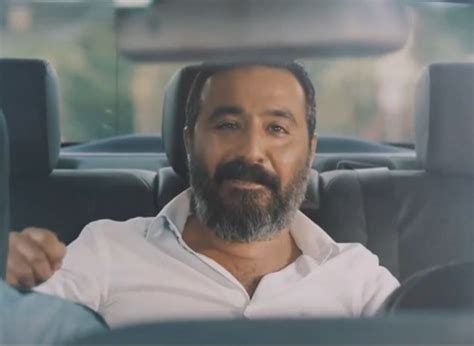 O ator Mustafa Üstündağ interpretando o personagem Boran na comédia