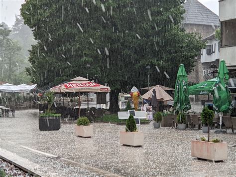 Snažno nevrijeme pogodilo Jajce Poplavljene ulice padala i tuča