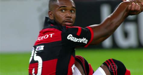 G1 Policial que registrou roubo de carro de jogador do Flamengo está