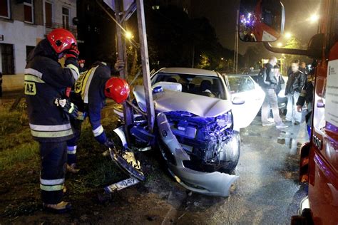 Wypadek nieoznakowanego radiowozu na Wojska Polskiego 2 policjantów