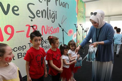 Büyükşehirin Çocuk Kitap Fuarı ve Şenliğinde Çocuklar Hem Eğleniyor