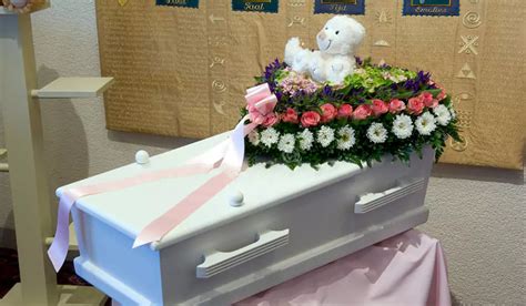 Menina de 3 anos dada como morta acorda no próprio funeral e morre