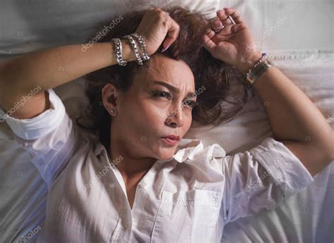 dramático estilo de vida retrato de atractivo triste y deprimido de