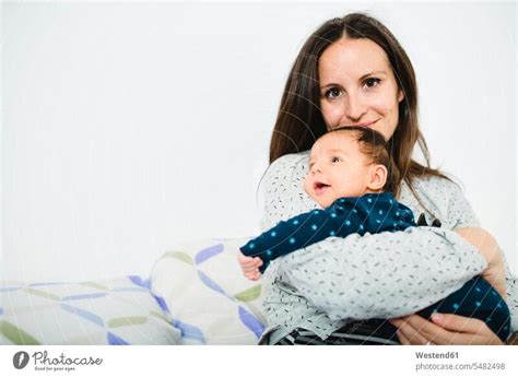 Gl Ckliche Mutter H Lt Ihre Neugeborene Tochter Ein Lizenzfreies