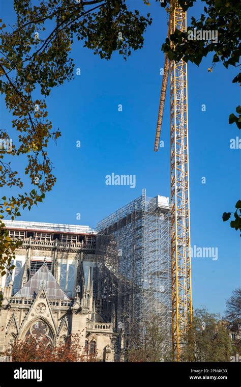 S Dseite Mit Einr Stung Und Kran Beim Besuch Der Kathedrale Notre Dame