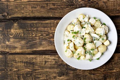 Salade De Pomme De Terre Avec Les Oeufs Et L Oignon Vert Image Stock