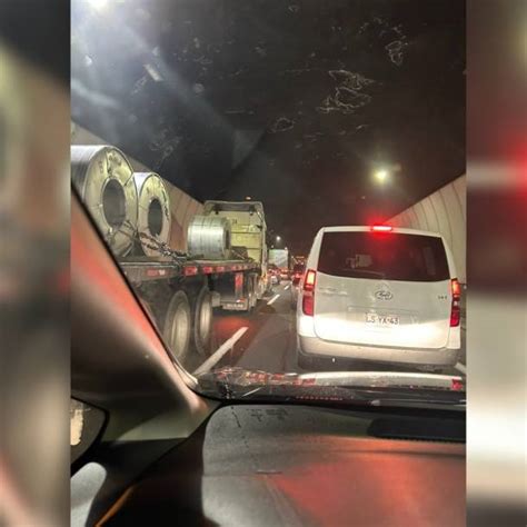 Choque de bus y 3 camiones al interior del túnel Zapata deja un