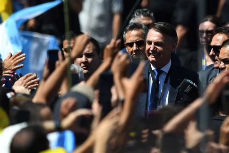 Bolsonaro é ovacionado ao chegar para posse de Milei na Argentina