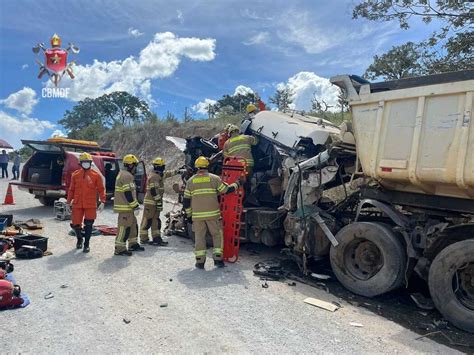 Colisão frontal de carretas deixa motoristas em estado grave Jornal